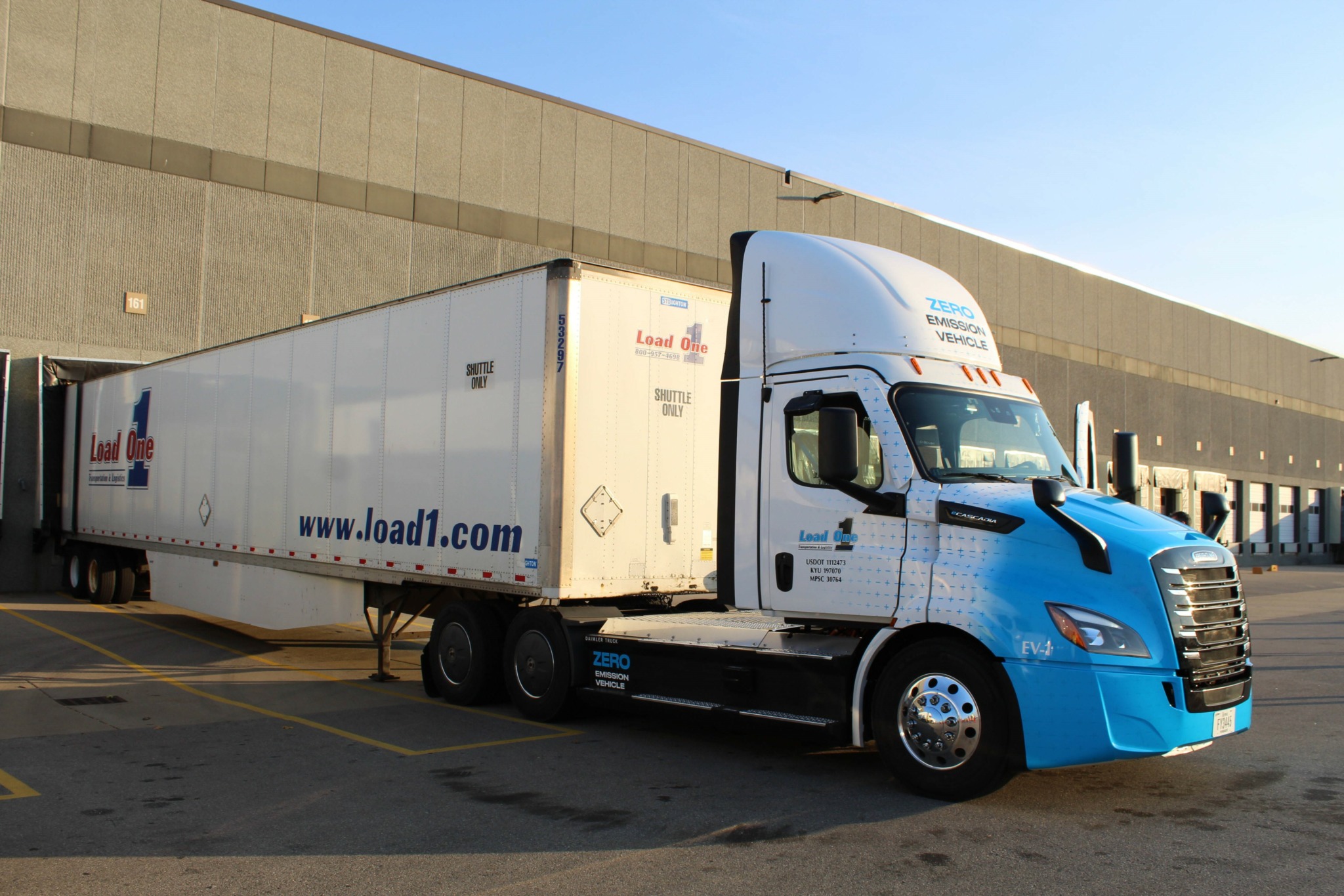 eCascadia delivering components to DTNA’s Detroit plant - Truck News