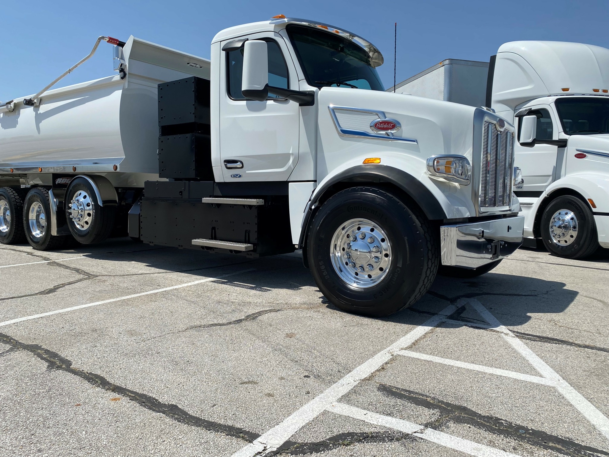 Peterbilt updates EVs, expands line to include vocational Model 567 ...
